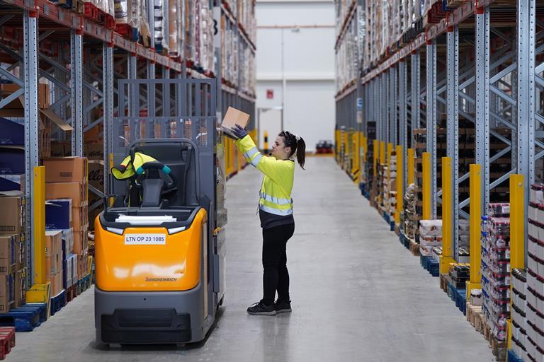 Inside Lidl’s vast new Luton distribution centre | Analysis & Features ...
